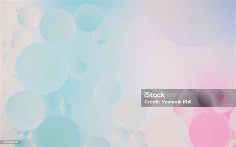 파란색 분홍색 흰색 음영으로 떠 있는 파스텔 거품을 특징으로 하는 꿈꾸는 추상적인 배경 아름 다운 화장품 추상적 인 배경입니다 0명에 대한 스톡 사진 및 기타 이미지
