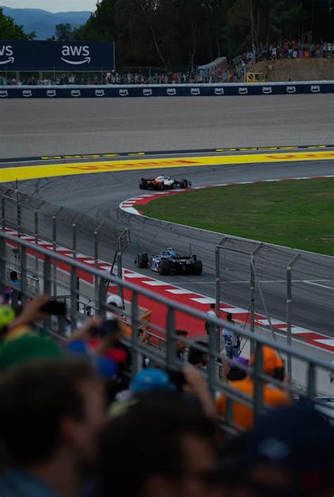 Aws 경쟁 경주용 차 고속 곡선 트랙 공기 역학 공식 1 공연 관중 군중 그랑프리 오토 레이스 낮 다이나믹한 돌다 레이싱 모터스포츠 무릎