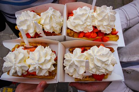 벨기에에서 인기 있는 길거리 음식 딸기와 휘핑 크림을 곁들인 유명한 벨기에 와플 0명에 대한 스톡 사진 및 기타 이미지 0명 거리 거품 내기 Istock