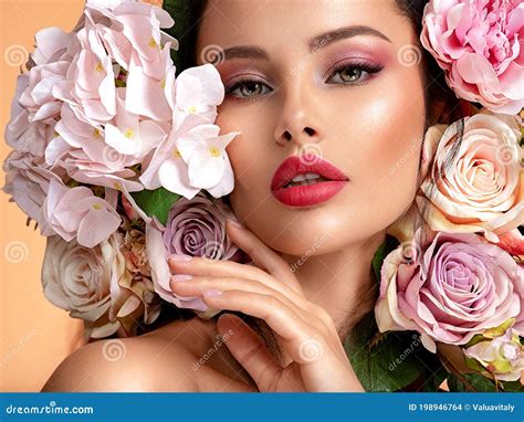 Красивая белая девочка с цветами Сногсшибательная девушка брюнетки с