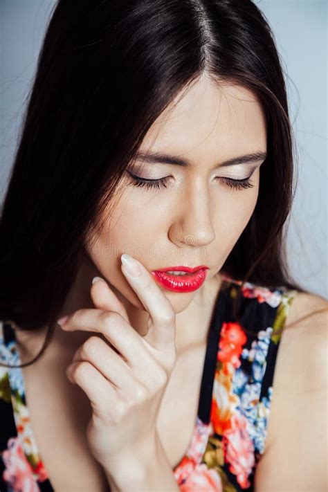 Una Linda Modelo De Chica Posando En El Estudio Imagen De Archivo