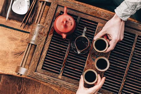 두 사람이 다도 테이블 옆에 바닥에 앉아 친구는 차를 마시고 이야기 중국 다도를위한 세라믹 흰색 컵과 유리 주전자와 테이블 2명에 대한 스톡 사진 및 기타 이미지 Istock