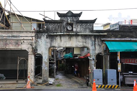 島國拾影 新營第二市場 延平路入口牌樓，中有時鐘。 Facebook