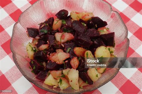 다진 마늘과 파슬리로 맛을 낸 물에 삶은 붉은 사탕 무우 감자 샐러드 식사 뷔페 0명에 대한 스톡 사진 및 기타 이미지 0명 감자 요리 건강한 식생활 Istock