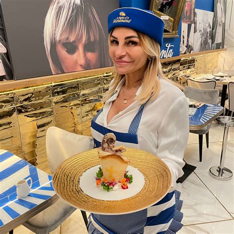 Festa Di San Gennaro Lomaggio Di ‘a Figlia Do Marenaro In Un Piatto