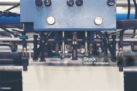 인쇄 오프셋된 기계 프레스의 부분 테이블 종이 낱장 급지대 단위에서 실행 합니다 Cmyk 4 색깔 인쇄 과정 인쇄기에 대한 스톡