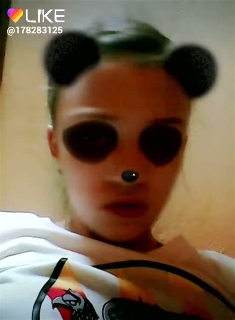 Лежит на кровате и танцует Youtube