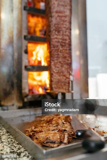 전통적인 터키 도너 케밥 고기 도너 나이프 도너 샤와르마 또는 자이로로 절단 요리사 건강에 좋지 않은 음식에 대한 스톡 사진 및 기타 이미지 건강에 좋지 않은 음식