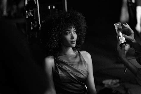 Smartphone Addict Jade Chantelle New African Le Magazine De L Afrique