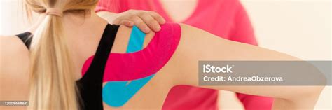 운동학 물리 치료 재활 배너 전문 물리 치료사와 함께 운동 하는 그녀의 어깨에 Kinesio 테이프를 착용 하는 여성 환자 닫아 2명에 대한 스톡 사진 및 기타 이미지