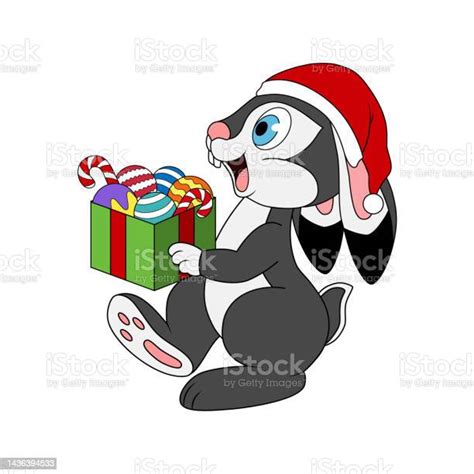 웃는 토끼는 크리스마스 공과 과자의 전체 상자를 운반합니다 만화 토끼 또는 산타 모자에 토끼가 휴가를 준비합니다 2023 년 구정을 상징하는 토끼 아이들을위한 귀여운 새해