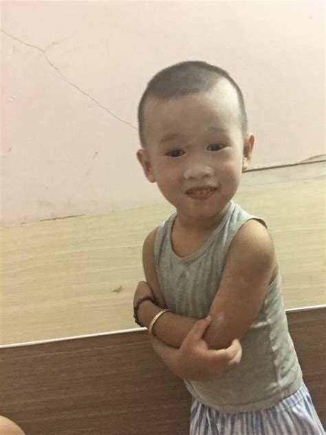 Đang tắm cho con trai lớn mẹ trẻ trở ra ngó con trai nhỏ thì thấy cảnh tượng hãi hùng trước mắt