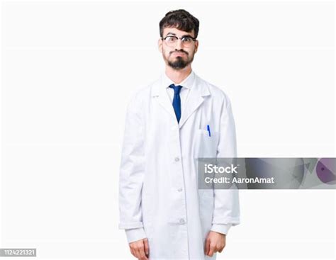 젊은 전문 과학자 남자 재미 있은 얼굴 뺨 피 격리 된 배경 위에 흰색 코트를 입고 입 어 미친 식으로 팽창 유머에 대한 스톡