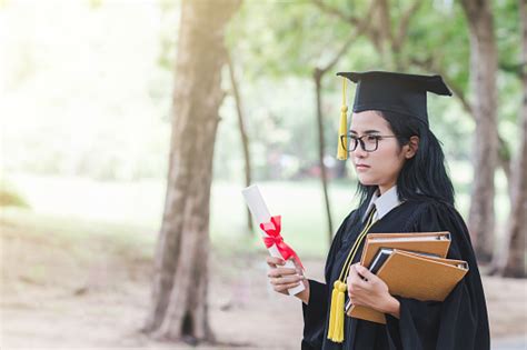 모자와 드레스를 인증 손에 들고 교육 개념에서 행복 한 대학원 젊은 아시아 여자 교육에 대한 스톡 사진 및 기타 이미지 교육