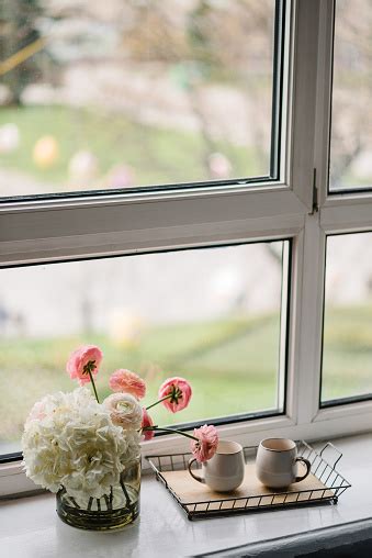 창문 하얀 문턱에 커피와 꽃 한 잔 텍스트를 위한 공간 홈 룸의 인테리어 집 디자인 실내 공간을 위한 현대적인 장식 편안한 아파트 봄 정물 장면 장식 근접 촬영 0명에 대한