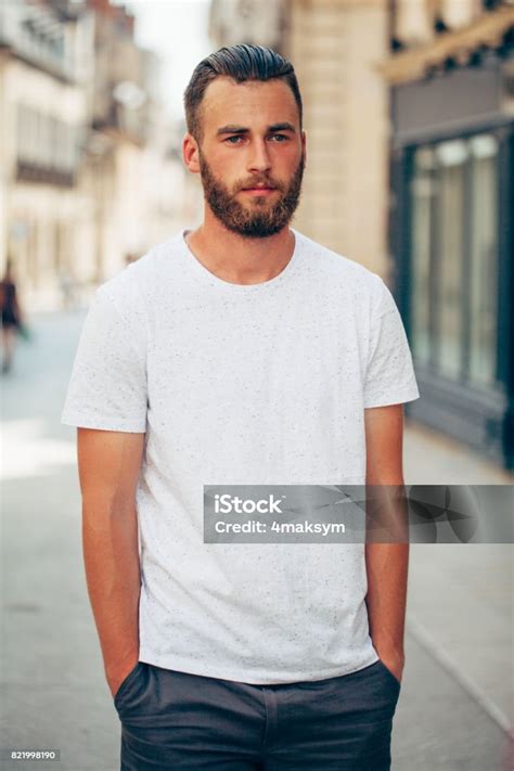캐주얼 도시 스타일에 귀하의 로고 또는 디자인에 대 한 공간을 가진 빈 티셔츠를 입고 수염과 Hipster 잘생긴 남성 모델 T 셔츠에 대한 스톡 사진 및 기타 이미지