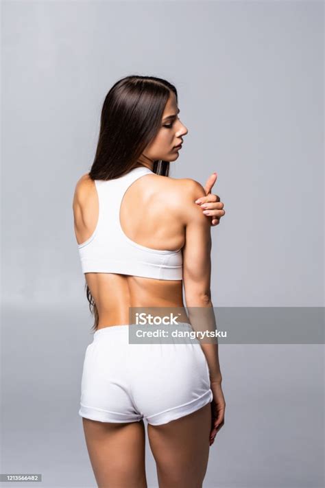 후면도 완벽 하 게 슬림 한 바디 전체 길이 초상화입니다 흰색 배경에 고립 된 아름다운 여자입니다 가냘픈에 대한 스톡 사진 및 기타 이미지 Istock