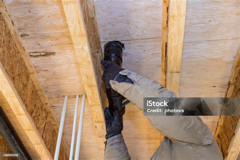 배관공 접착제 시멘트 Cpvc 플라스틱 하수 배수 파이프 에 새로운 집 60 64세에 대한 스톡 사진 및 기타 이미지 60 64세 건설 산업 건설 프레임 Istock