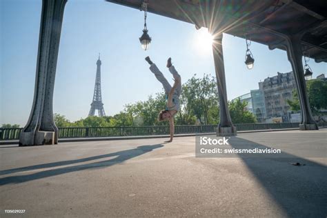 파리 다리 프랑스에서 핸드 스탠드를 하 고 스포티 한 젊은 남자 근육질 체격에 대한 스톡 사진 및 기타 이미지 근육질 체격 에펠탑 운동 선수 Istock