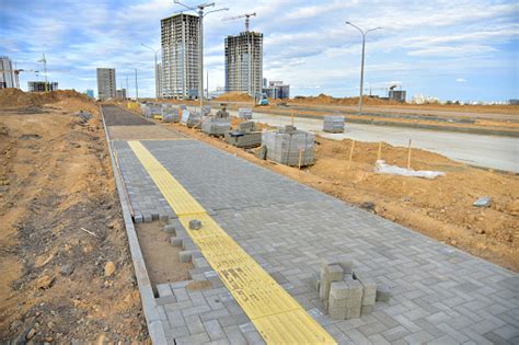 건설 현장에서 포장 석판과 테두리를 누워 마을 보행자 구역에 포장 벽돌을 설치하는 과정 0명에 대한 스톡 사진 및 기타 이미지