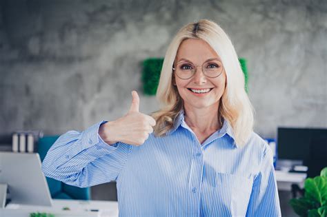 현대적인 사무실 환경에서 엄지 손가락을 치켜 올리는 자신감 넘치는 고위 사업가 엄지손가락을 위로에 대한 스톡 사진 및 기타 이미지 엄지손가락을 위로 행복 45 49세