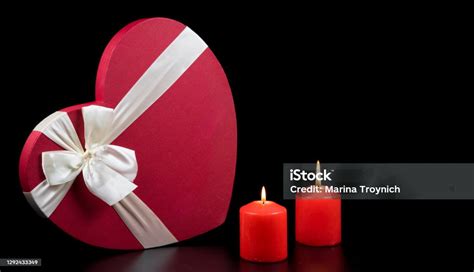 검은 색 배경에 고립 된 불타는 빨간 하트 모양의 선물 상자와 촛불 발렌타인 데이 배너 사랑과 열정 개념 텍스트복사공간 0명에 대한 스톡 사진 및 기타 이미지 Istock