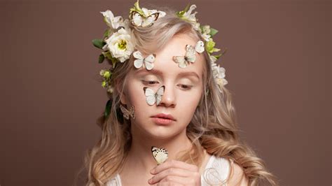 건강한 물결 모양의 머리와 매력적인 금발 여자의 초상화 갈색 배경에 흰색 봄 꽃과 나비 봄 개념 18 19세에 대한 스톡 사진 및 기타 이미지 Istock