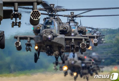 아파치 16대 동시에 떴다… 육군 최대 규모 헬기 훈련 [르포] 뉴스1