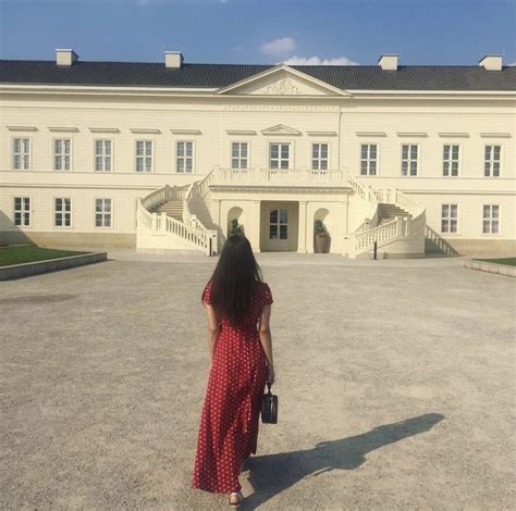 Девушка в красном платье