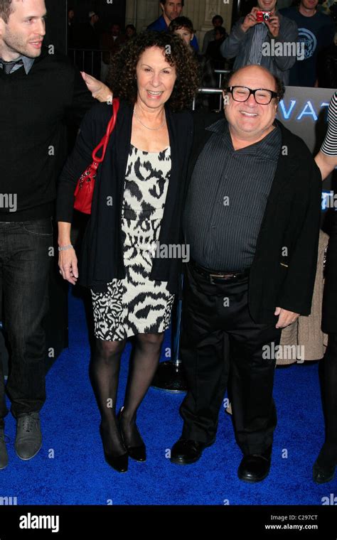 Rhea Perlman And Danny DeVito Los Angeles Premiere Of Avatar Held At The Grauman S Chinese