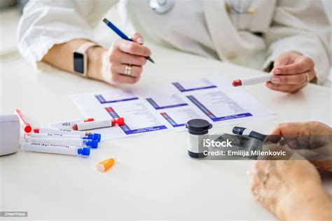 알아볼 수 없는 늙은 여자와 의사의 진료실에 있는 의사의 손 클로즈업 호르몬 상태 당뇨병 및 갑상선 호르몬에 대해 검사 상담 및 진단하는 노인 의사가 있는 고령 여성 환자