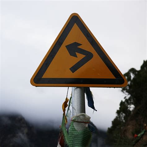 前方急弯路标志 急弯路标志 连续弯路标志 大山谷图库