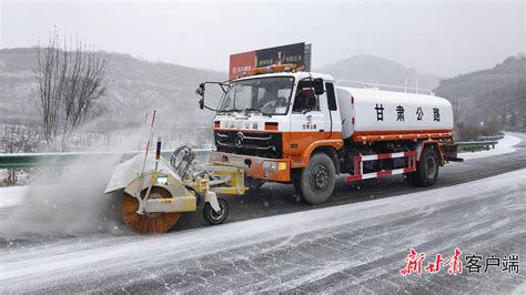 护航春运 甘肃公路部门保畅忙除雪