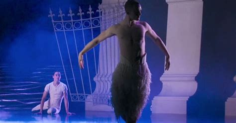 근육질 남성이 연기하는 백조의 호수9년 만 다시 찾아와