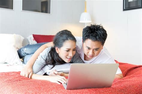 Premium Photo Couples Using Laptop Bedroom