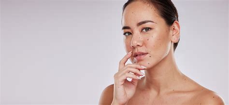 아름다움 스킨케어 그리고 화장품 피부과 웰빙을 위한 스튜디오에 있는 아시아 여성의 초상화 화장 모형 공간 얼굴 셀프 케어 피부가 회색 배경에 빛나는 미적 모델 사람 25