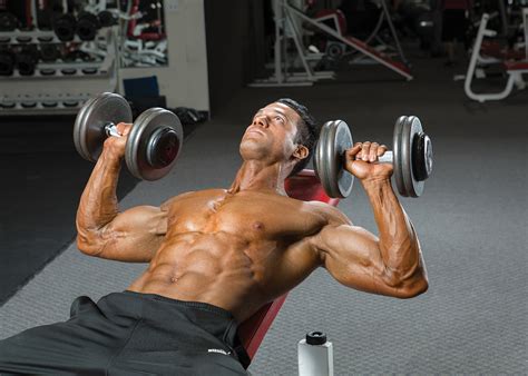 인클라인 덤벨 프레스 운동 실수를 바로잡는 간단한 방법