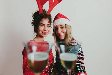 크리스마스를 축하하는 산타 모자와 순록 뿔을 가진 친구들 18 19세에 대한 스톡 사진 및 기타 이미지 18 19세 20 24세 2명 Istock