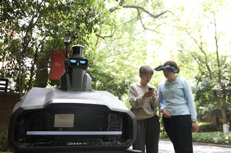 ဟန်ကျိုးတွင် ဉာဏ်ရည်တုသန့်ရှင်ရေးစက်ရုပ်ဖြင့် သစ်ရွက်များရှင်းလင်း