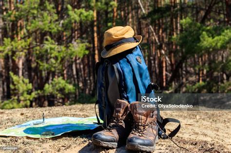 하이킹 부츠 모자 나침반과 지도 소나무 숲에서 숲 사이의 빈 터에 관광 배낭 0명에 대한 스톡 사진 및 기타 이미지 0명 가방 개념 Istock