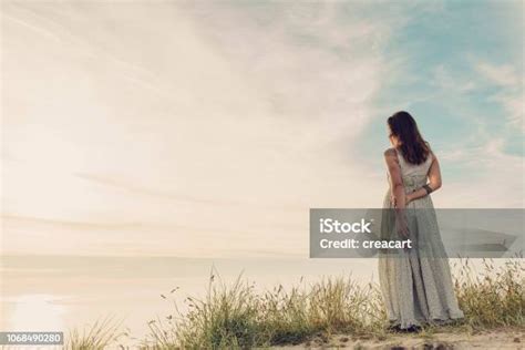 여름에 여자 서 있는 모래 언덕에서 일몰 콘월 보기 바라보 드레스 끈 원피스에 대한 스톡 사진 및 기타 이미지 끈 원피스 한 명의 여자만 30 39세 Istock