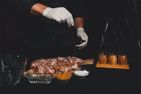 흰색 장갑을 낀 셰프는 돼지고기 조각을 향신료로 문지르고 카레 바질 소금을 사용하고 바비큐에 고기를 양념합니다 고급에 대한 스톡 사진 및 기타 이미지 Istock