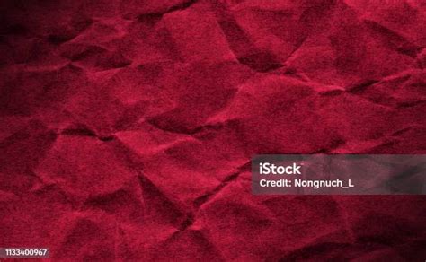 근접 촬영은 짙은 붉은 색 종이 질감 배경 질감을 구겨진 부르고뉴 텍스트 패턴 또는 추상적인 배경에 대 한 공간을 가진 빨간 종이 시트 보드 0명에 대한 스톡 사진 및 기타