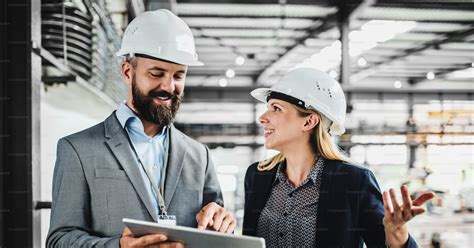 공장에서 태블릿을 들고 일하는 성숙한 산업 남녀 엔지니어의 초상화 사진 Unsplash의 사업 이미지