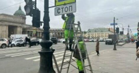 СМИ2 — Наклейки не клей-ка. На Невском установили антивандальные ...