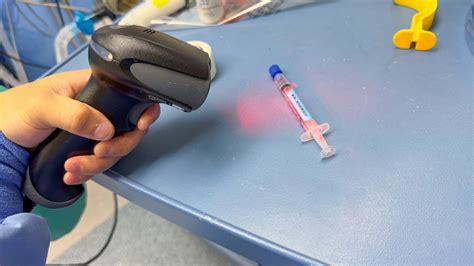 Pemindai Kode Batang Melambangkan Efisiensi Otomatisasi Manajemen Inventaris Dan Operasi Bisnis