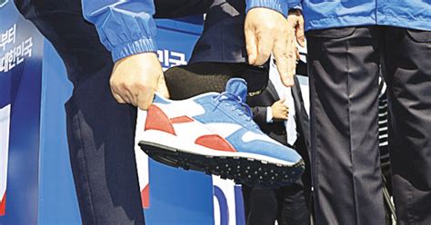 이재명 운동화 품절 정치인 패션 중소기업 ‘웃고 대기업 ‘울고