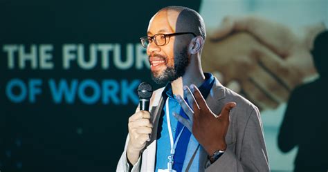 회의 미래의 일을위한 연설 및 비즈니스 세미나 또는 워크샵을 위해 무대에서 마이크를 가진 남자 기업 개발 및 교육 발표 또는 대중 연설을 위해 무대에서 연사와 함께 25