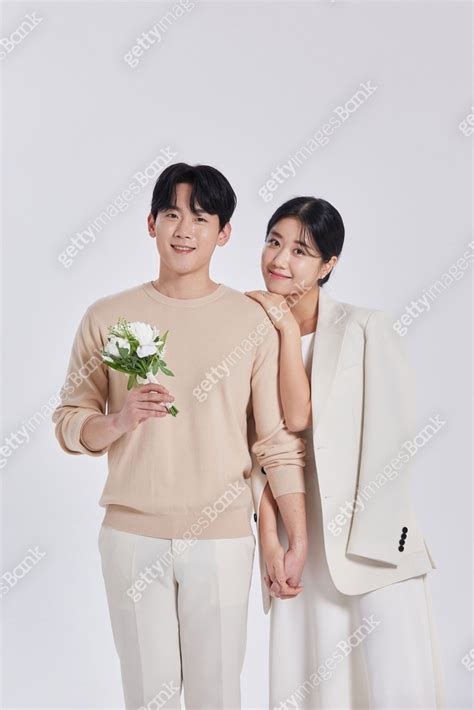 신혼부부 부부 인간관계 이성커플 청년 성인 웃음 얼굴표정 사랑 컨셉 패셔너블 부케 이미지 Jv12645055 게티이미지뱅크