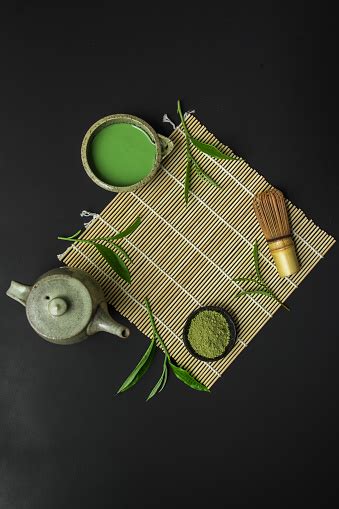Matcha 녹차 그릇 대나무 털 고립 된 말은 가루 녹차 잎에 검은 바탕에 산화 방지 제와 함께 포장 0명에 대한 스톡 사진